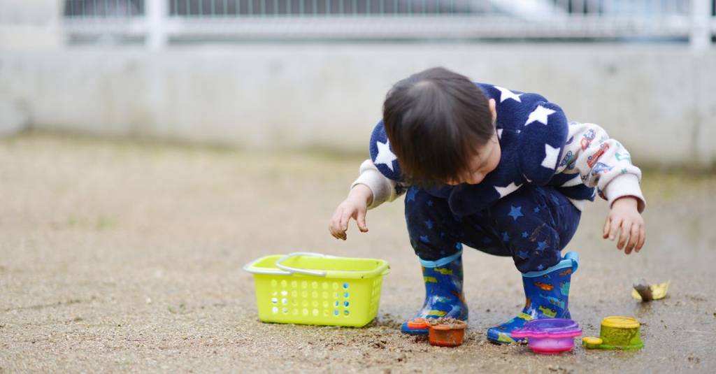 What is Solitary Play in Early Childhood Development | Lillio